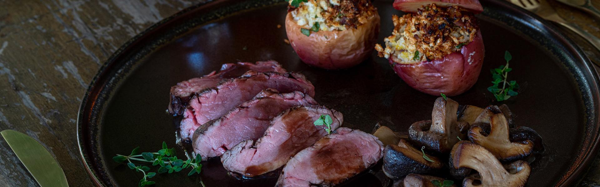 Filet de marcassin avec pommes farcies, champignons des bois et sauce ...